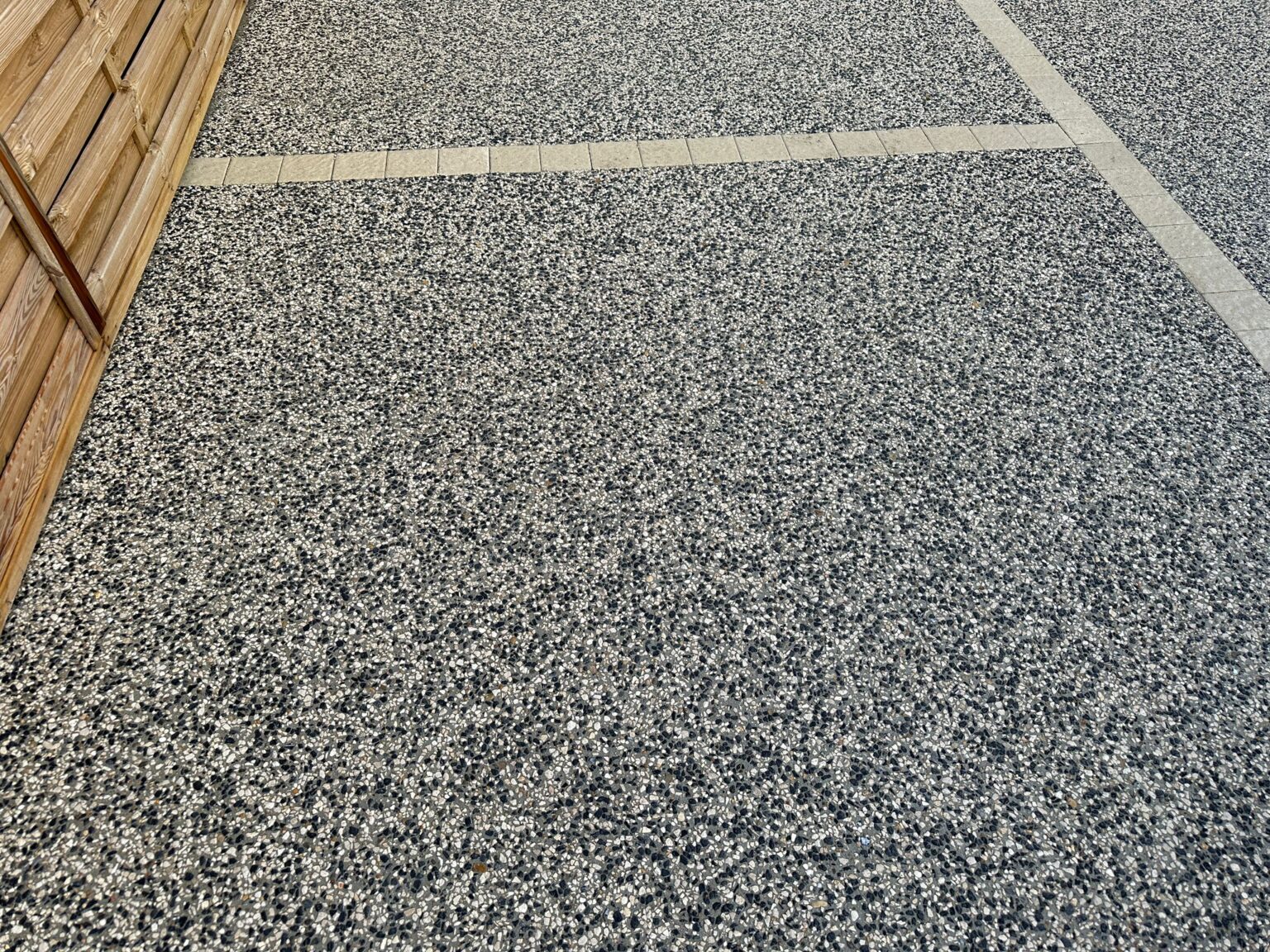Béton désactivé ou enrobé : quel revêtement choisir pour vos extérieurs ...